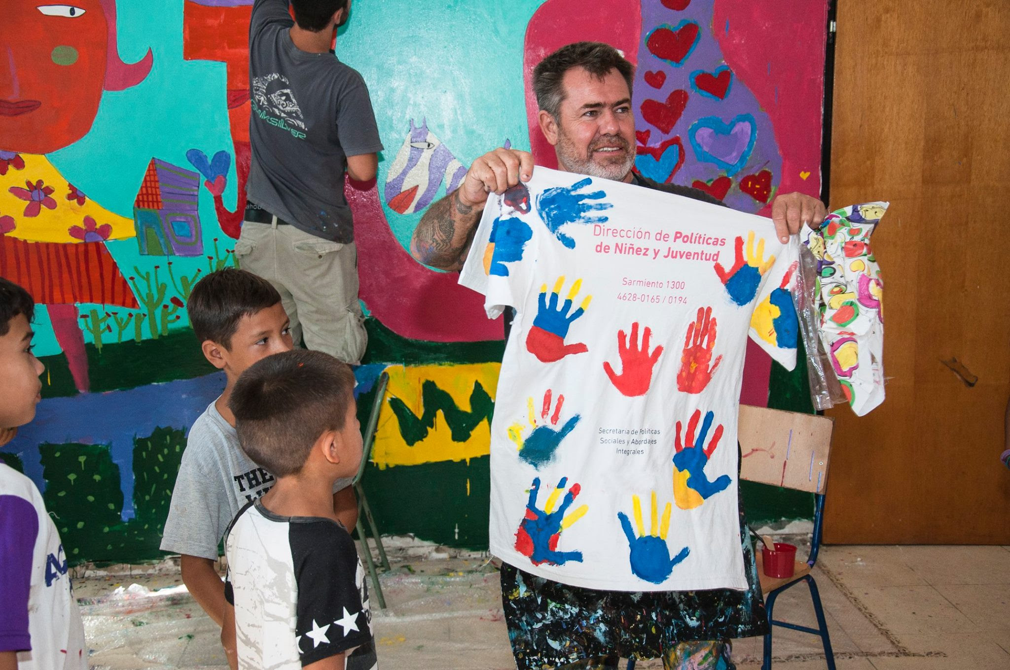 Milo Lockett pintó un mural junto a los chicos del Barrio Carlos Gardel ...